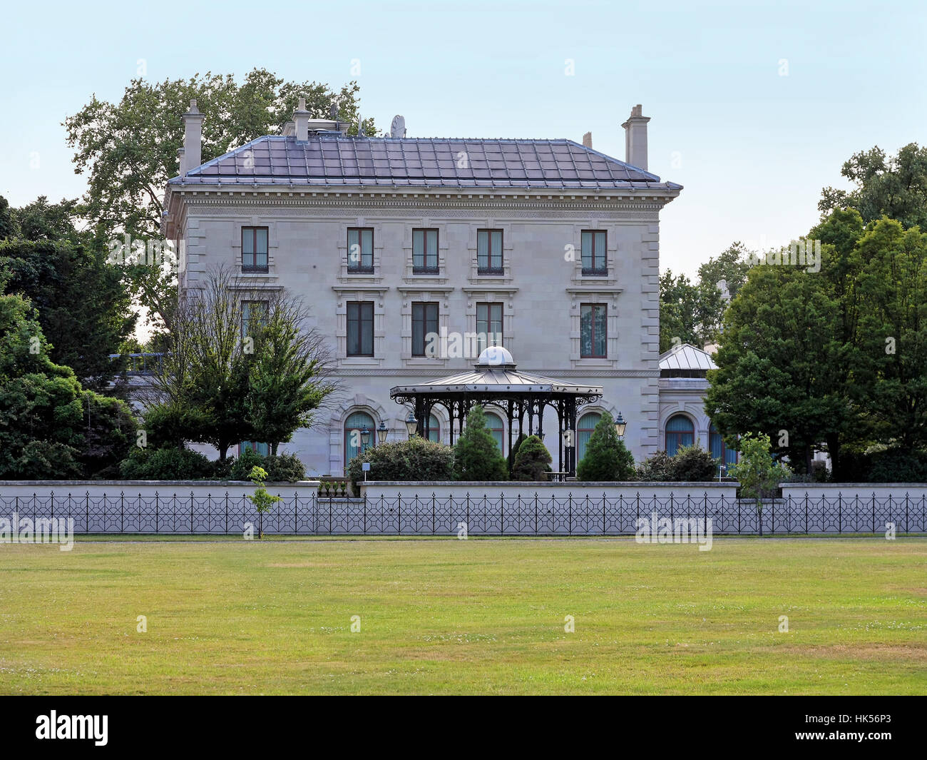 house, building, big, large, enormous, extreme, powerful, imposing ...