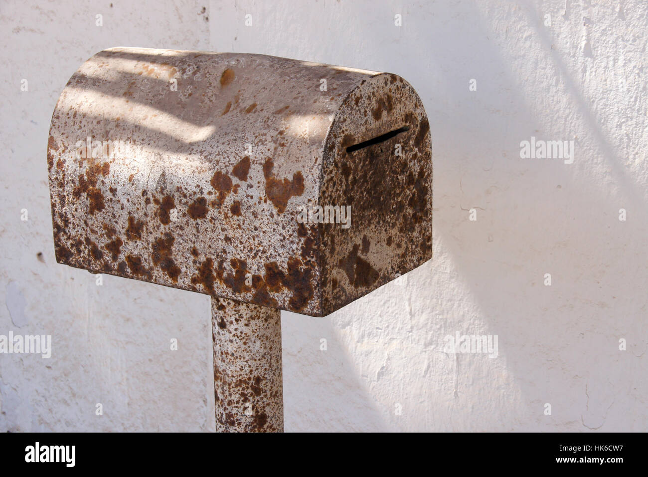 Rusted mailbox hi-res stock photography and images - Alamy