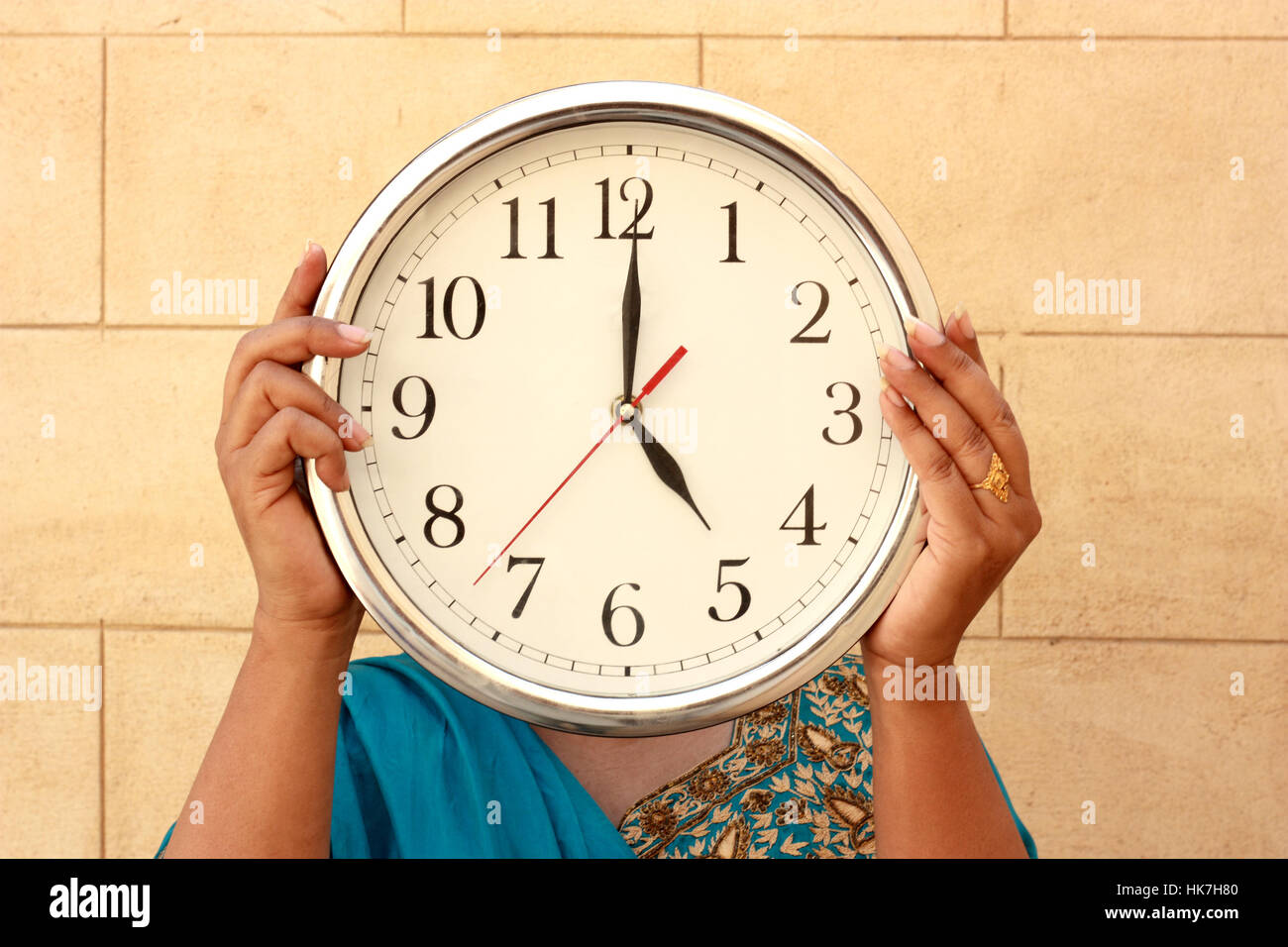 clock showing 5 o clock time Stock Photo - Alamy