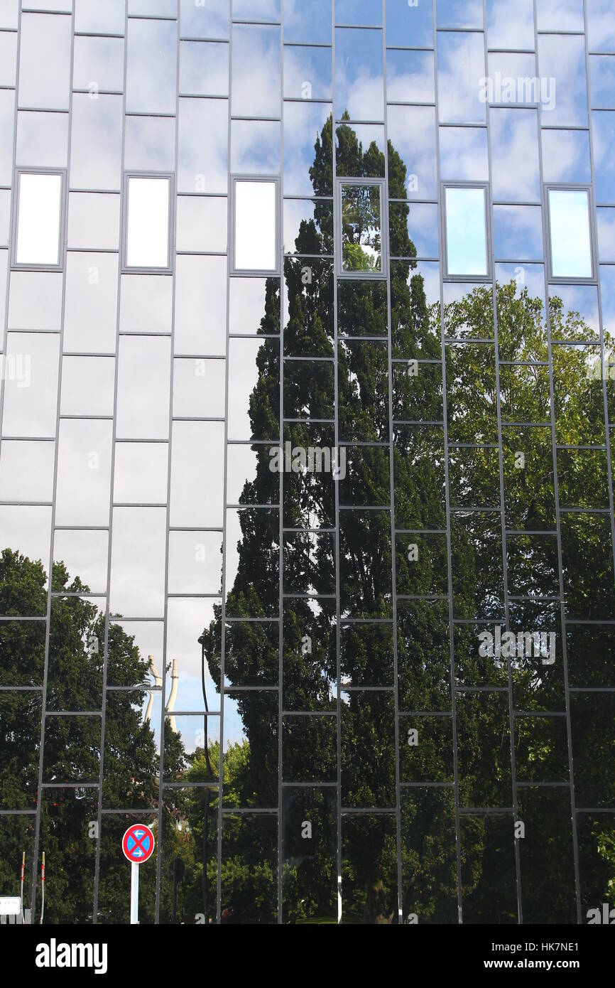 mirror tree at the opera house Stock Photo - Alamy