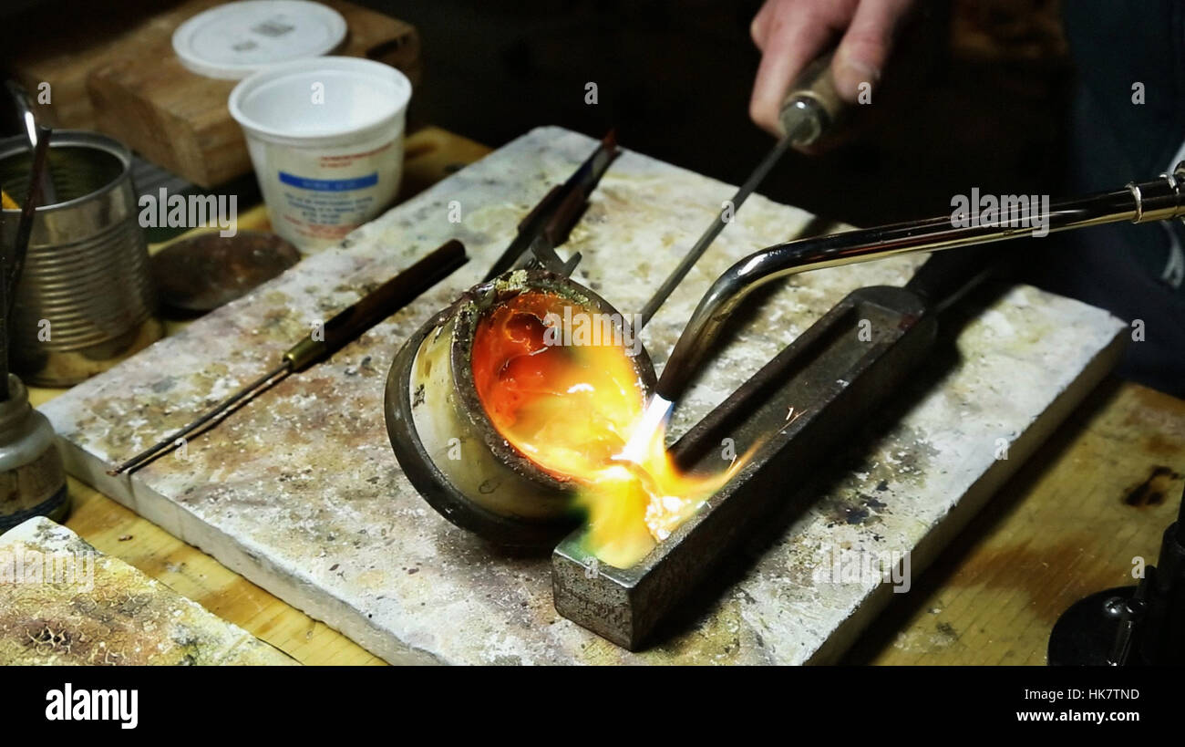 Molten gold poured mould hi-res stock photography and images - Alamy