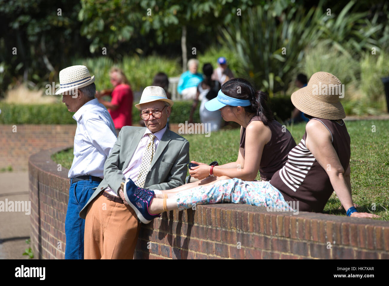 Chinese people in london hi-res stock photography and images - Alamy