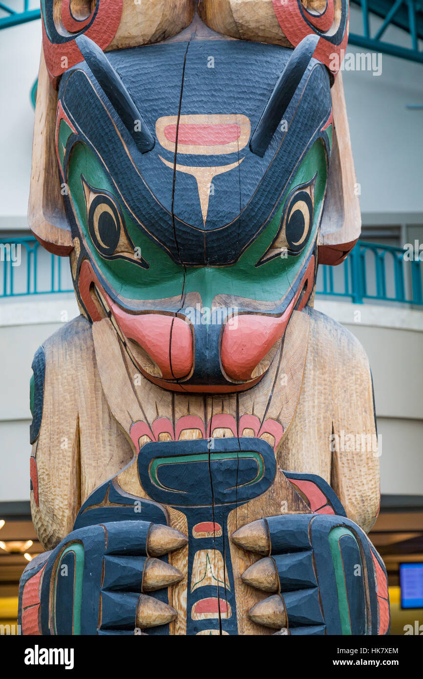 Modern totem pole hi-res stock photography and images - Alamy