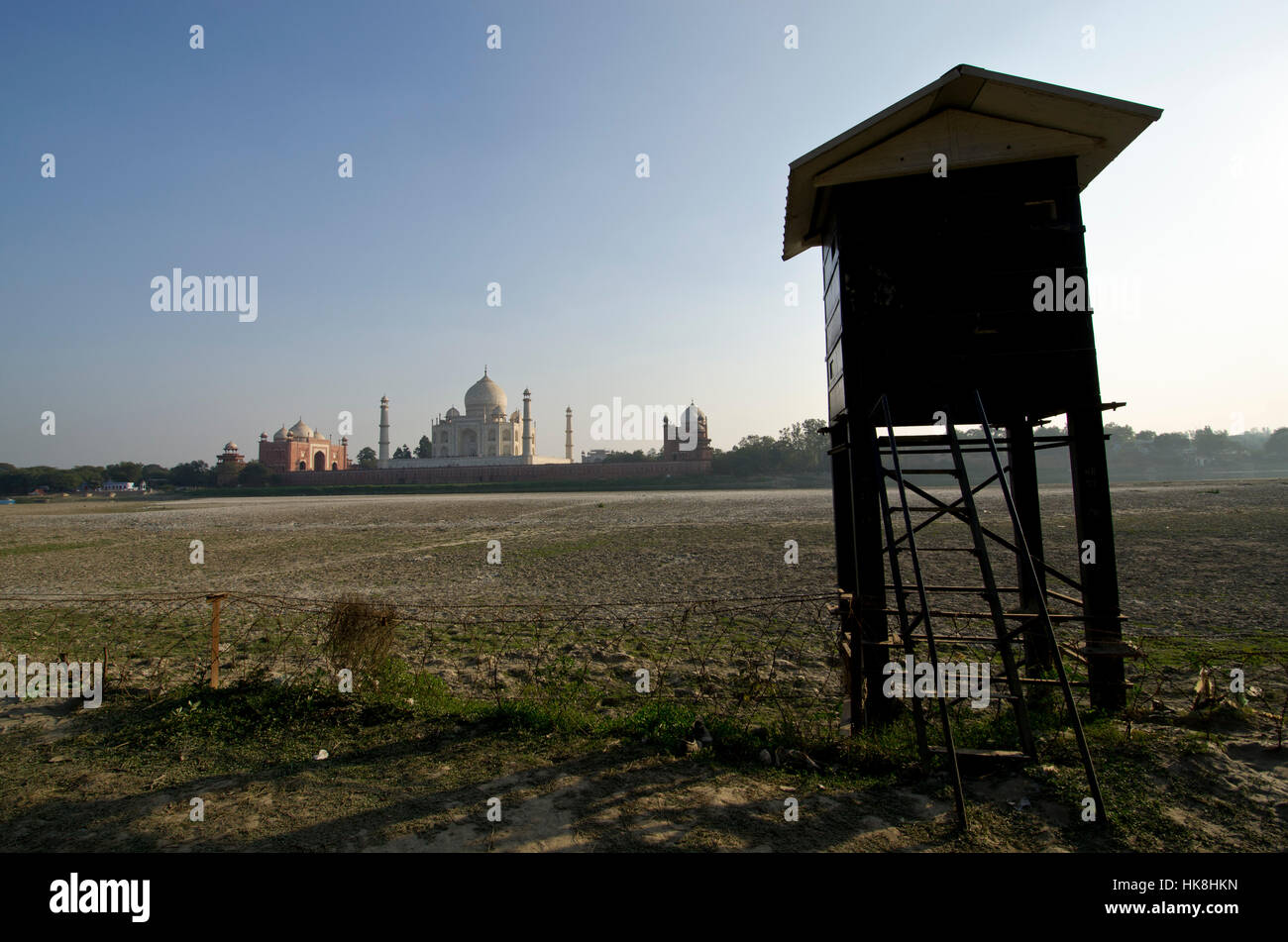 The most beautiful building of the world, the Taj Mahal, for security ...