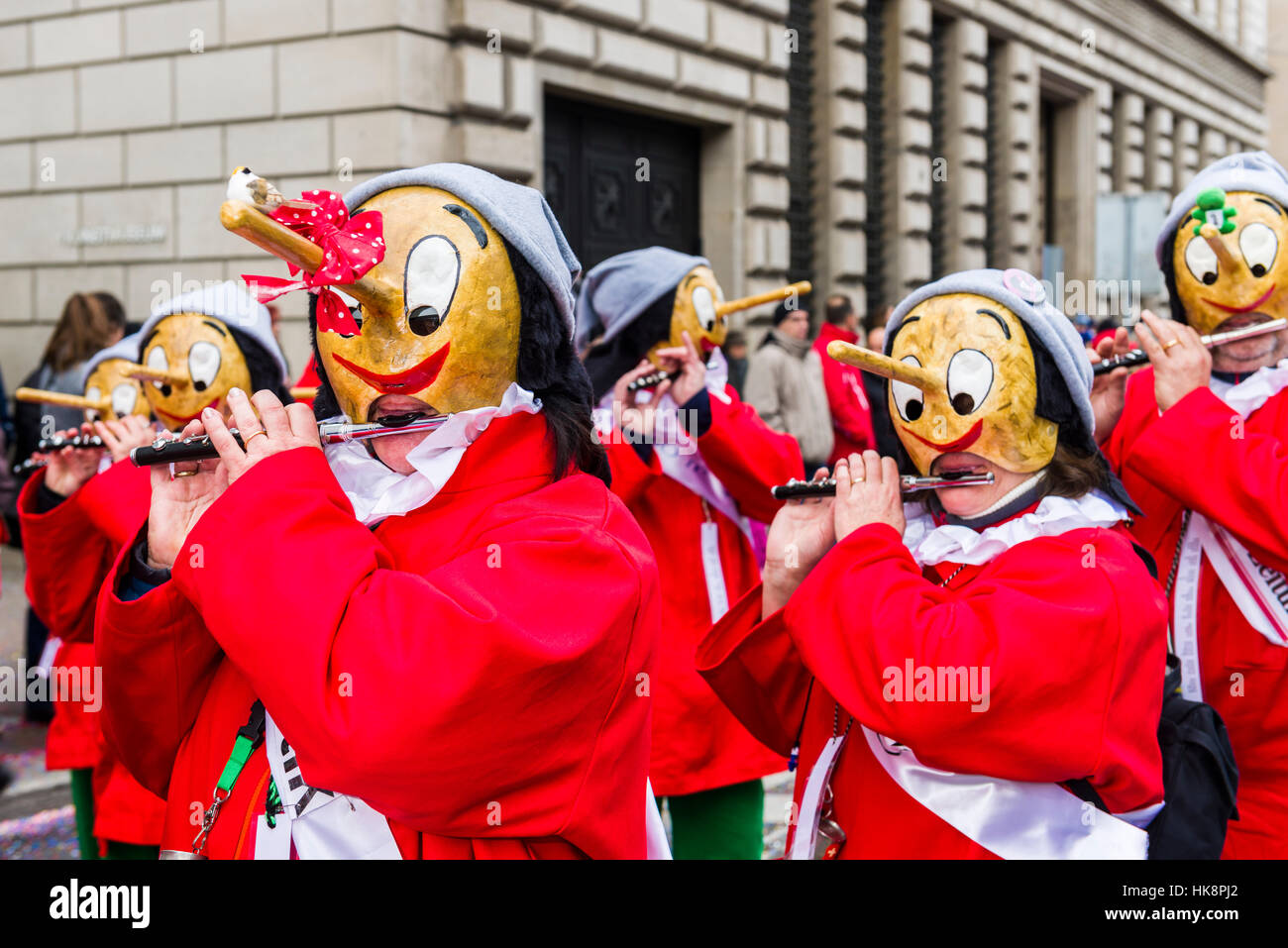 Masked men and women are joining the great procession of Basler ...