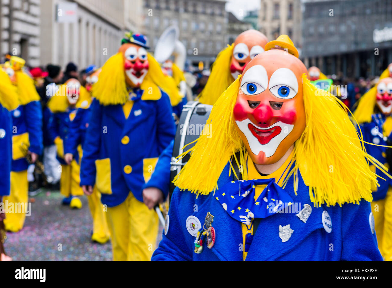 Masked men and women are joining the great procession of Basler ...