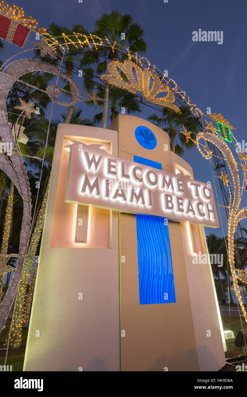 CHRISTMAS DECORATIONS WELCOME TO MIAMI BEACH SIGN TUTTLE CAUSEWAY MIAMI ...