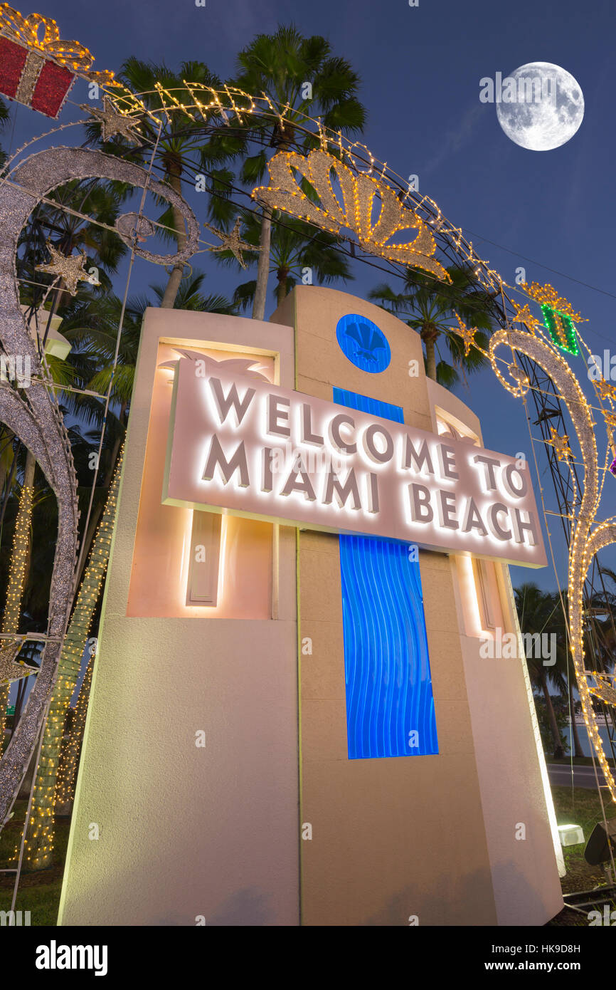 CHRISTMAS DECORATIONS WELCOME TO MIAMI BEACH SIGN TUTTLE CAUSEWAY MIAMI ...
