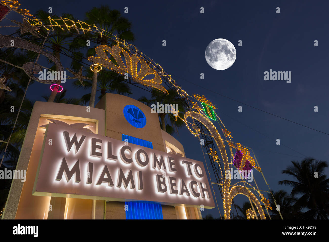 CHRISTMAS DECORATIONS WELCOME TO MIAMI BEACH SIGN TUTTLE CAUSEWAY MIAMI ...