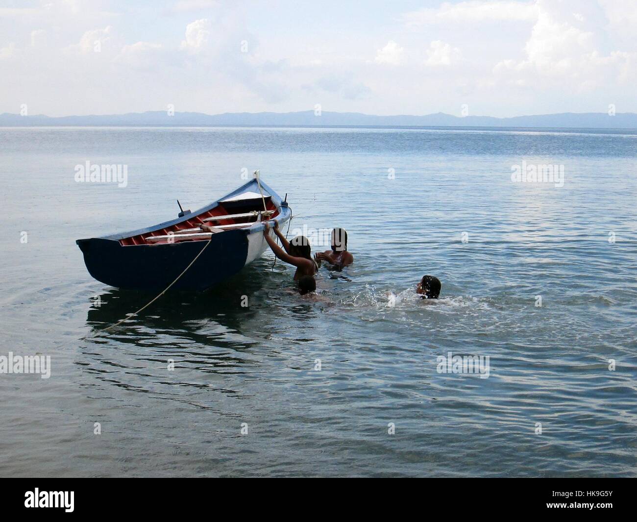 Children playing water venezuela hi-res stock photography and images ...