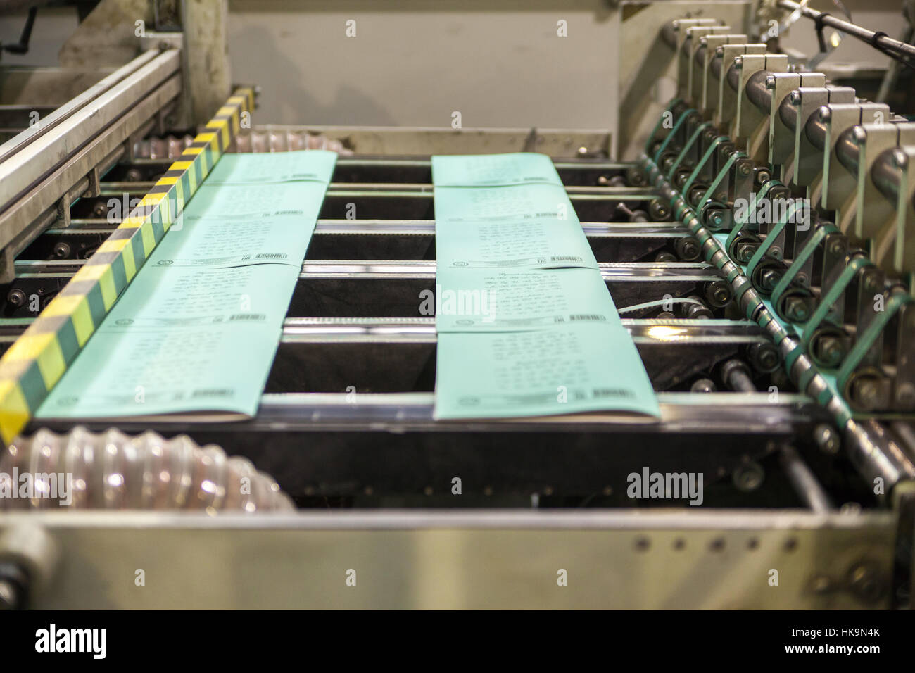 Book on line hi-res stock photography and images - Alamy