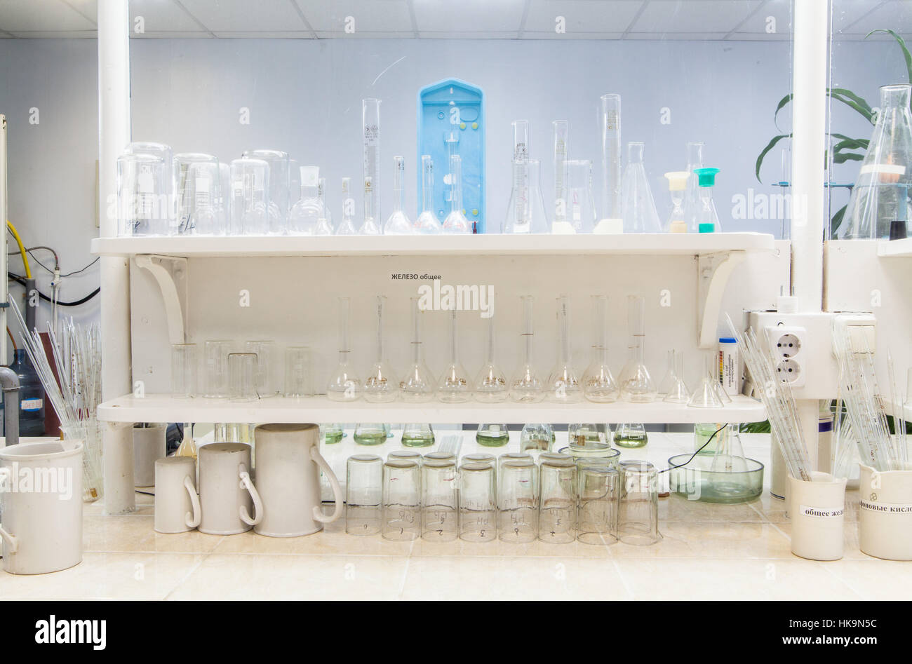 Messy laboratory hi-res stock photography and images - Alamy