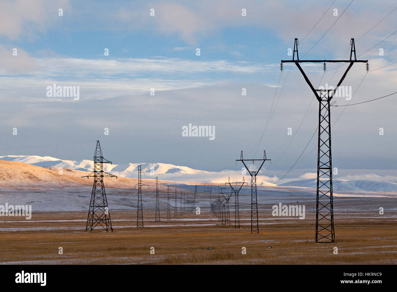 Overhead transmission lines hi-res stock photography and images - Alamy