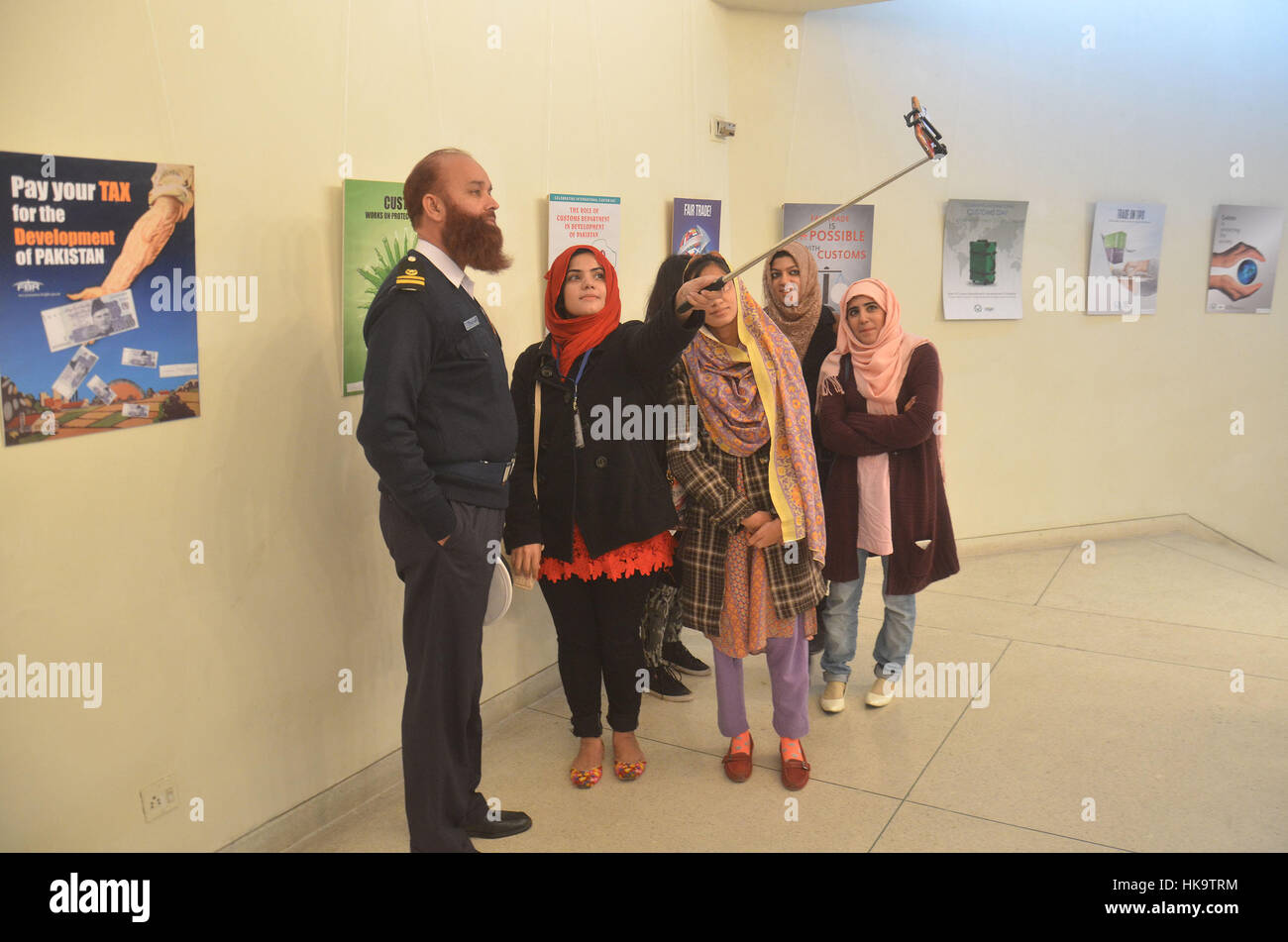 Lahore, Pakistan. 26th Jan, 2017. Pakistani people and student takes a ...