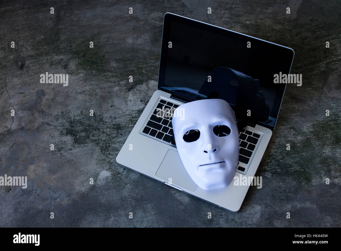 Hide identity hi-res stock photography and images - Alamy