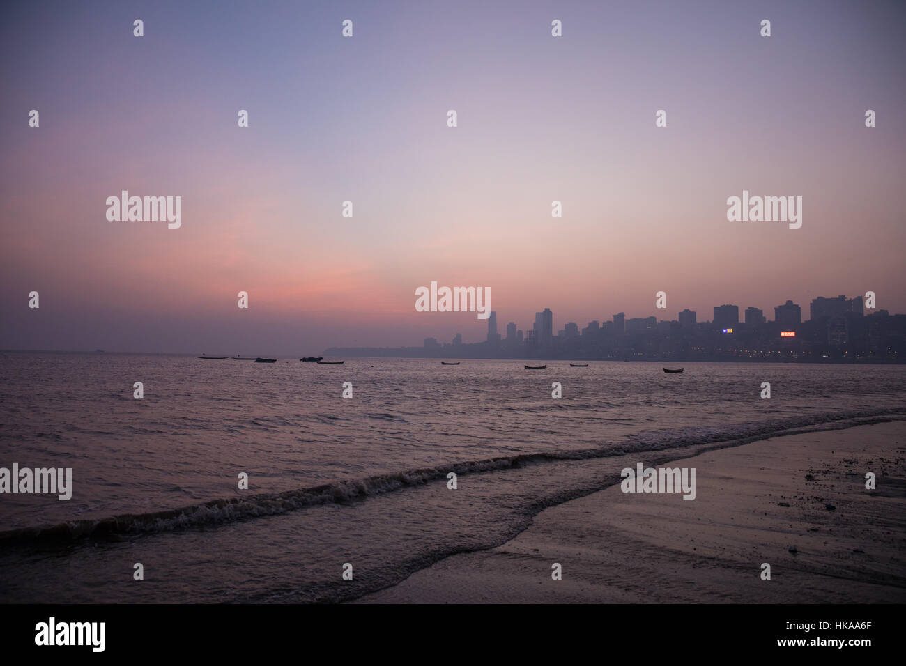 Sunset on Chowpatty Beach, Mumbai (Bombay), India Stock Photo - Alamy