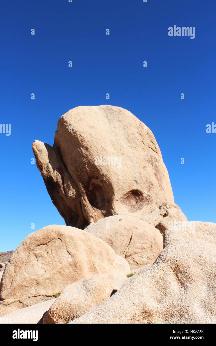 Unique rock formation at the Jumbo Rocks Campground in Joshua Tree ...