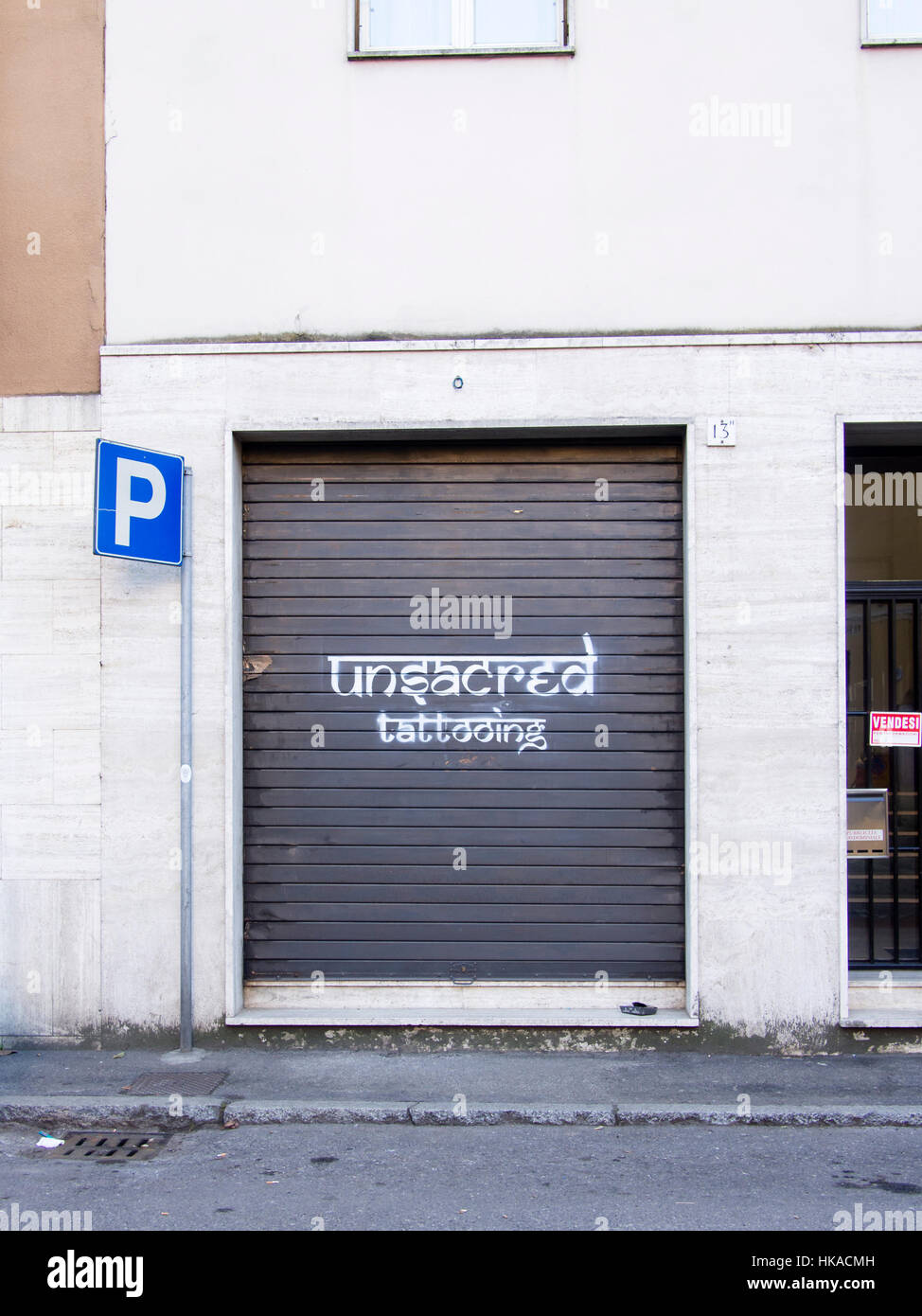 Closed travel shop hi-res stock photography and images - Alamy