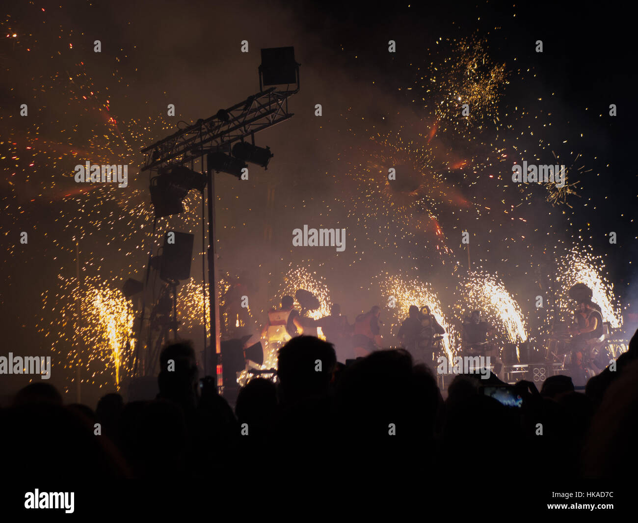 Blinding stage lighting hi-res stock photography and images - Alamy