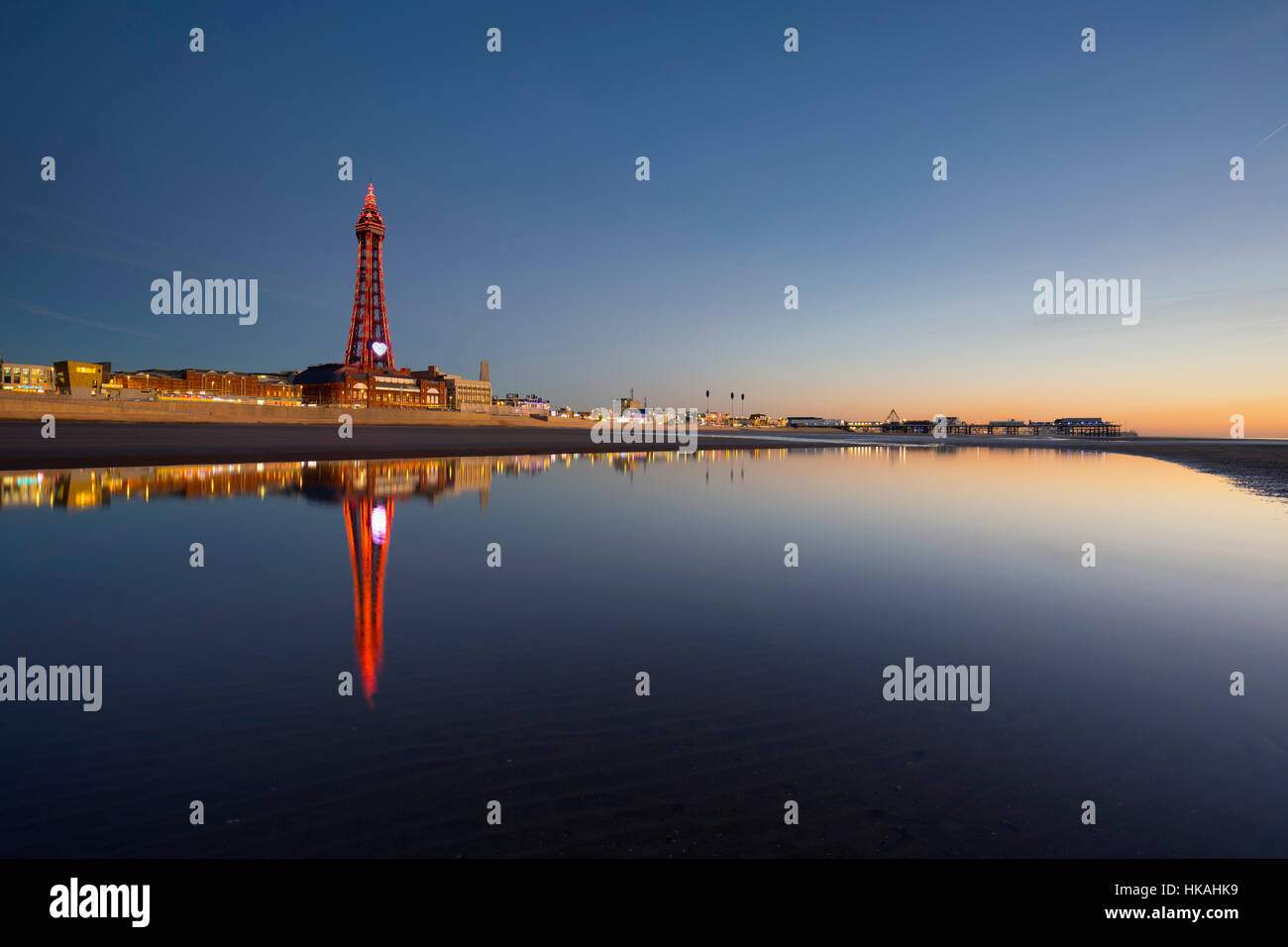 Blackpool beach sea hi-res stock photography and images - Alamy