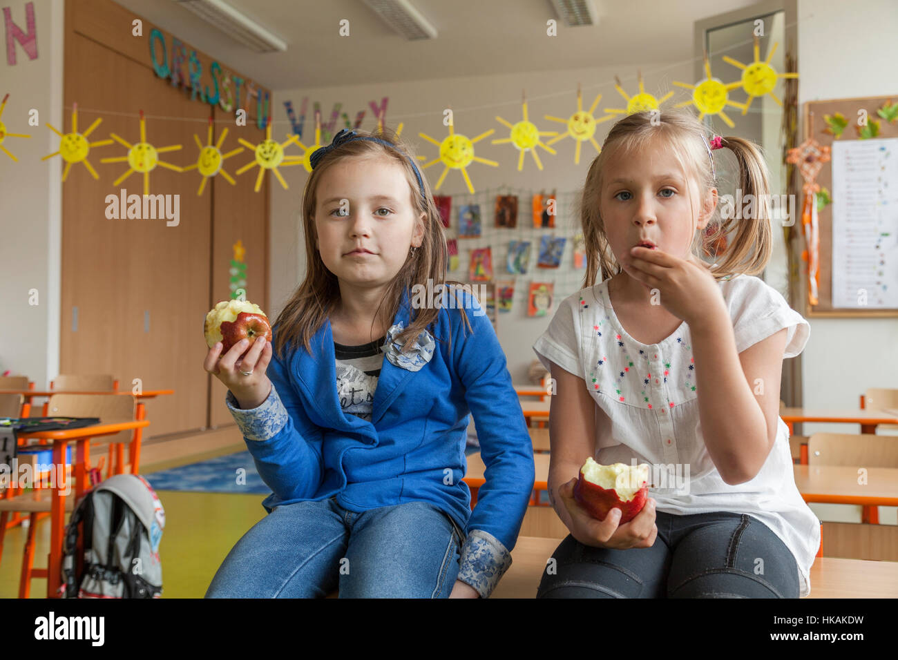 Students eating lunch in classroom hi-res stock photography and images ...