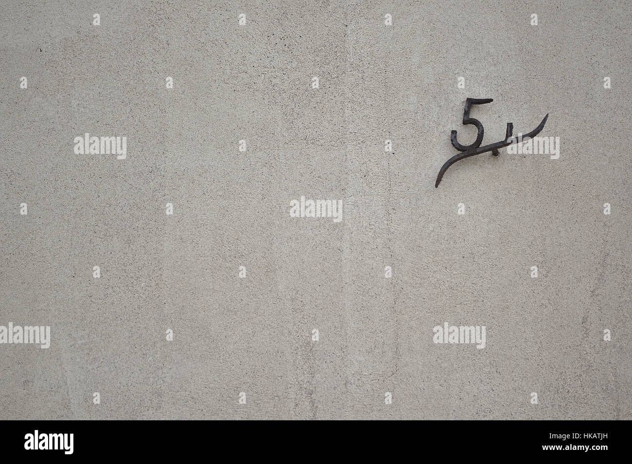 Rusty Number 5 on the wall Stock Photo - Alamy