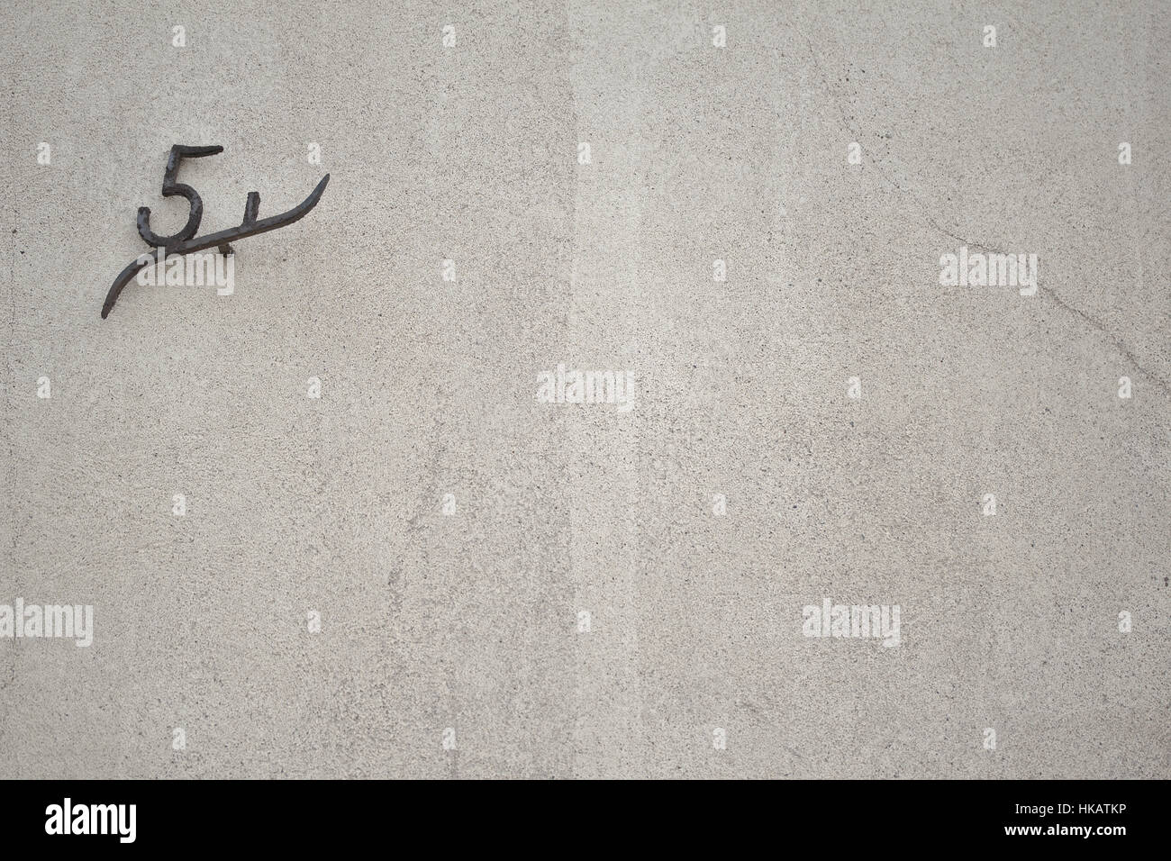 Rusty Number 5 on the wall Stock Photo - Alamy