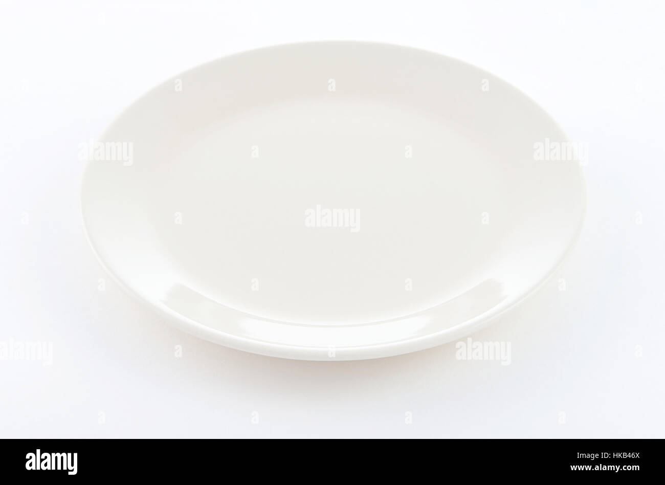 white round plate on white background 45 degree Stock Photo - Alamy