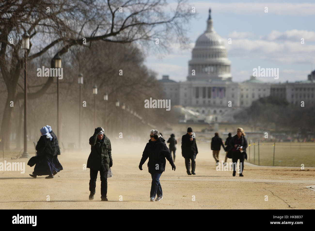 Washington monument on windy day hi-res stock photography and images ...