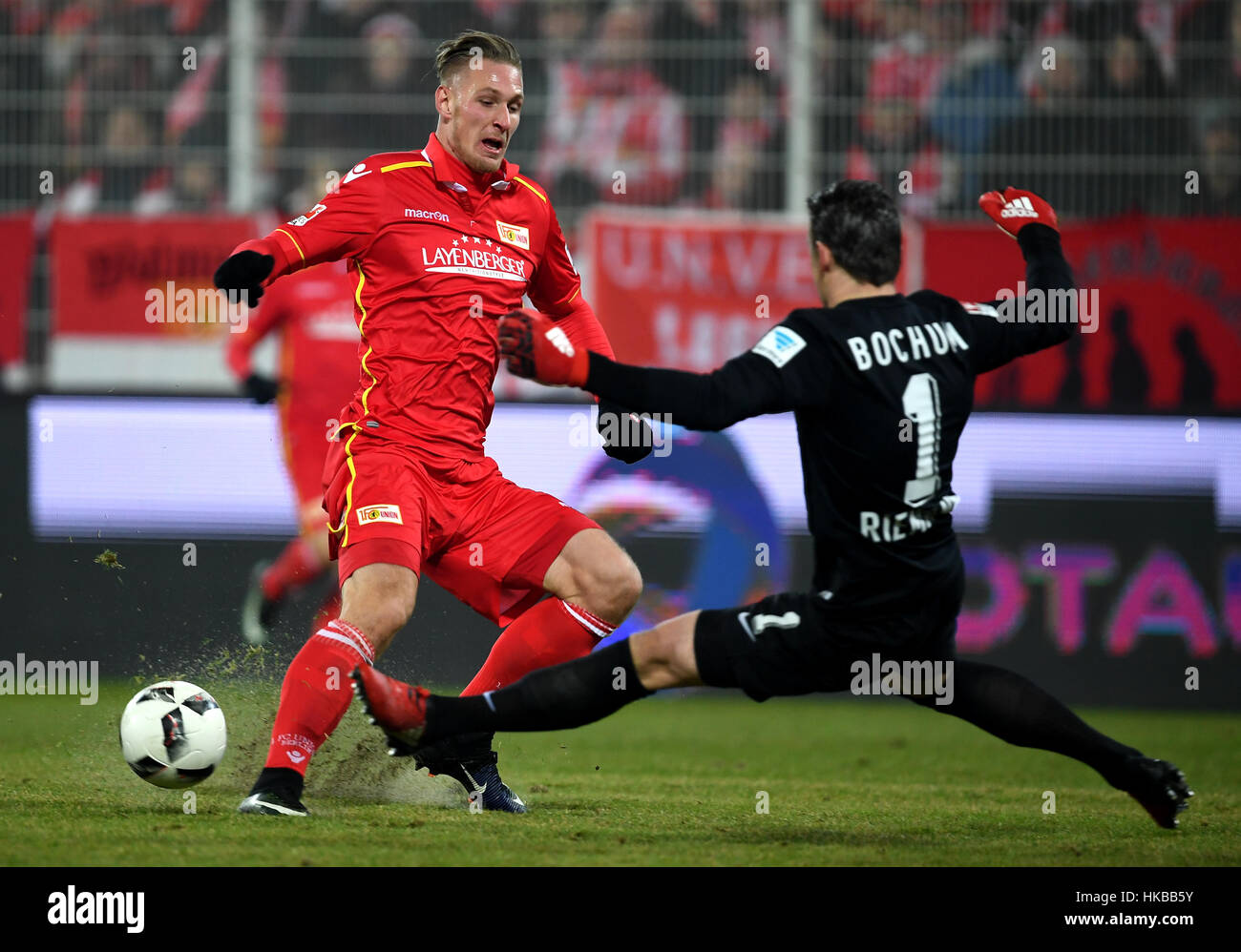 Berlin's Sebastian Polter (l) and Bochum's goalkeeper Manuel Riemann in ...