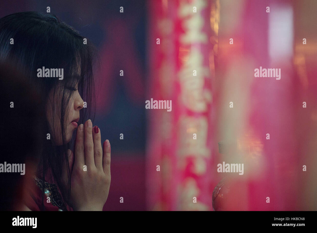 Jakarta, Indonesia. 28th Jan, 2017. A woman prays at the Kim Tek Ie ...