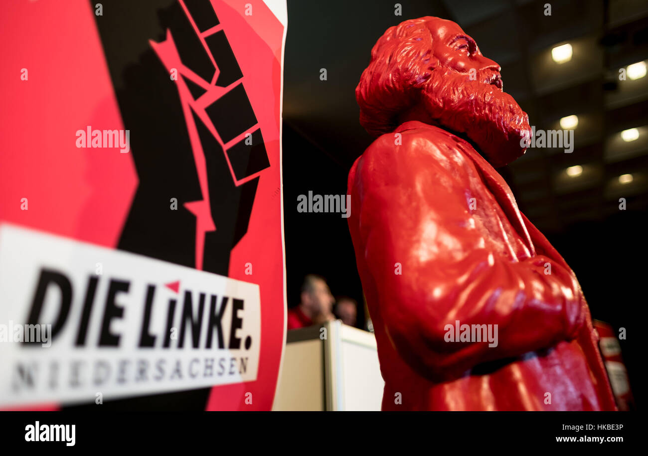 Karl marx red statue hi-res stock photography and images - Alamy