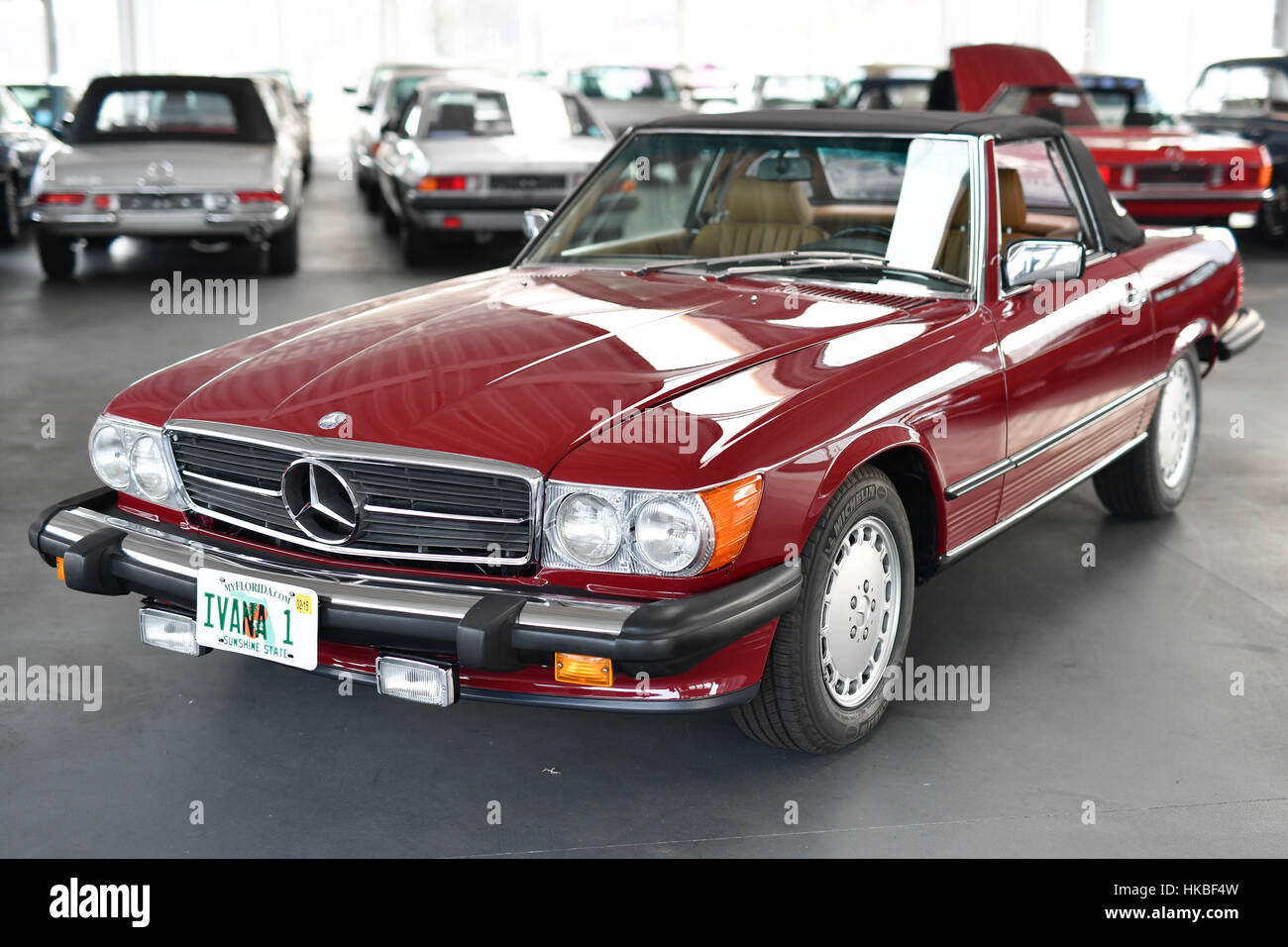 Oberhausen-Rheinhausen, Germany. 28th Jan, 2017. A 1987 560SL Mercedes ...