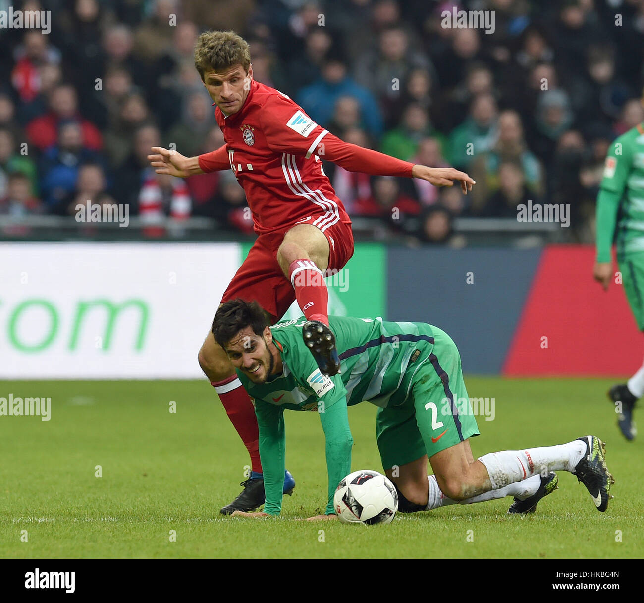 Bremen, Germany. 28th Jan, 2017. Bremen's Santiago Garciy and Munich's ...