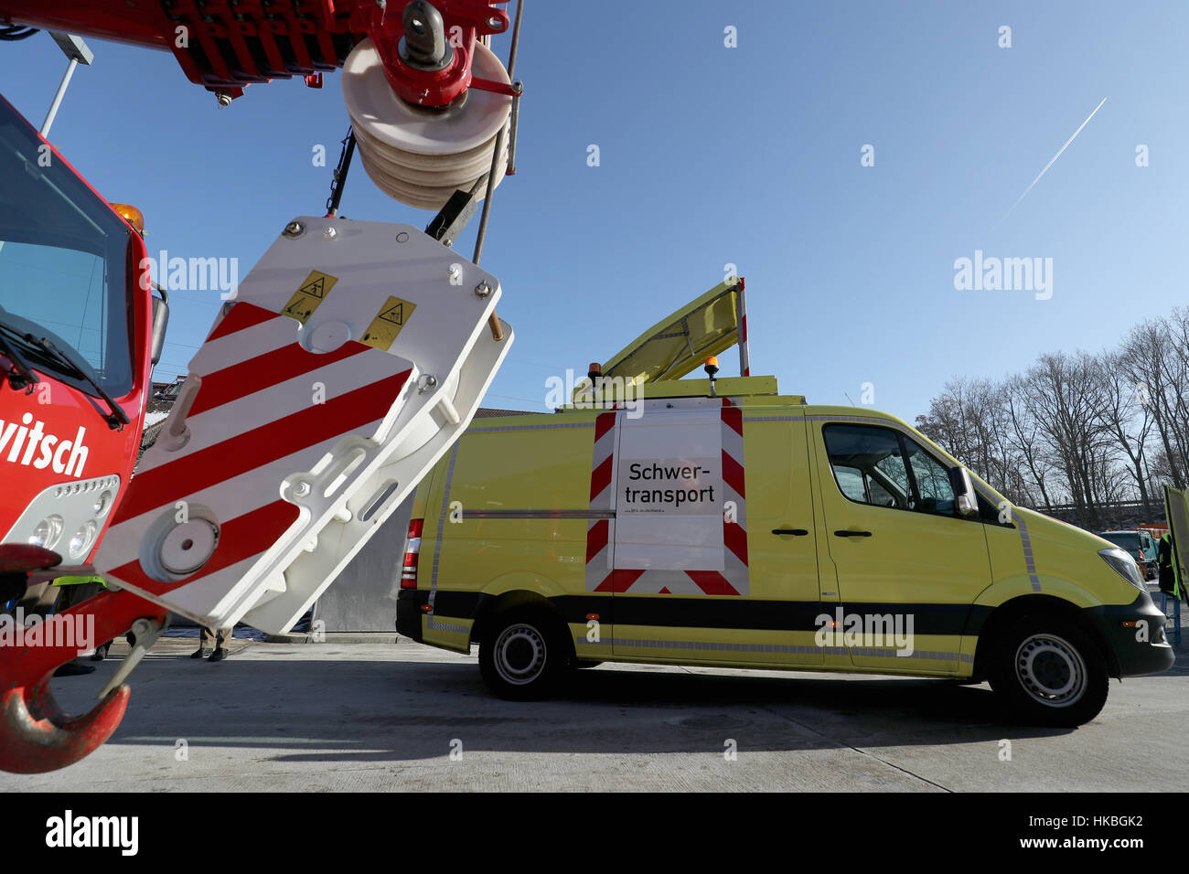 Wide loads hi-res stock photography and images - Alamy