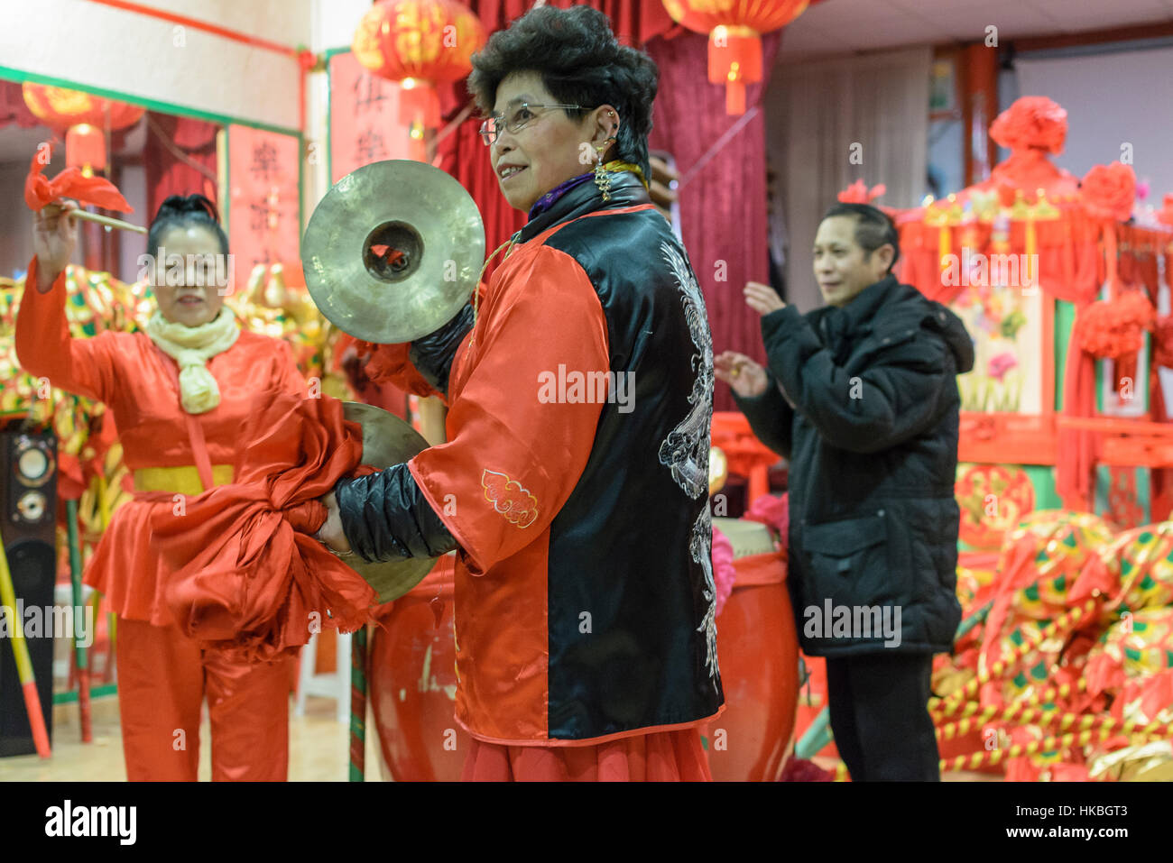 Madrid, Spain. 28th January, 2017. Chinese people preparing the ...