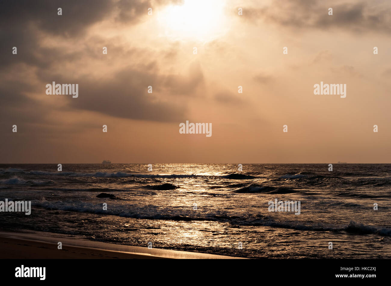 Sun rising over ocean hi-res stock photography and images - Alamy