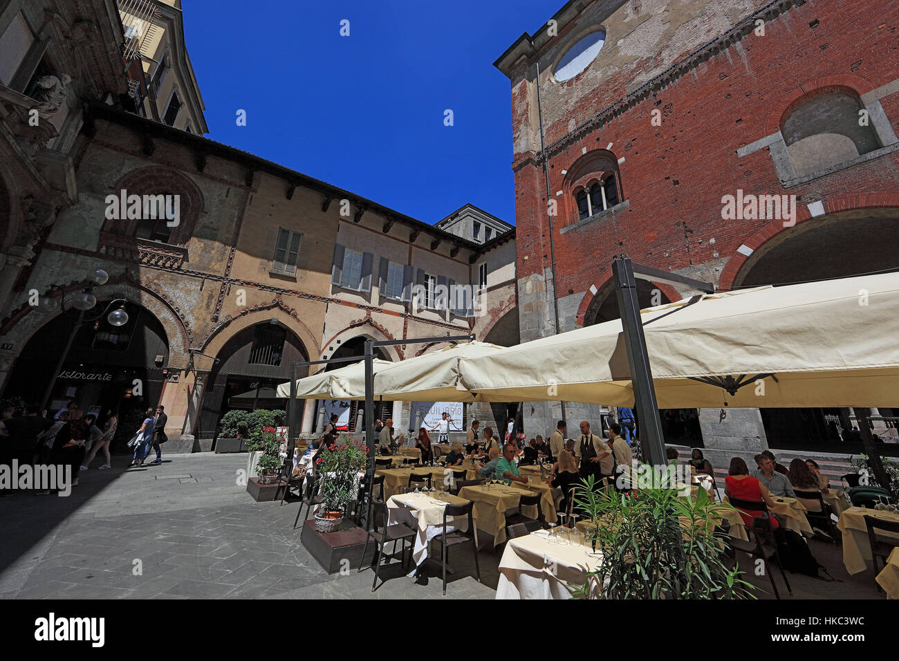 Italy milan street scene hi-res stock photography and images - Alamy