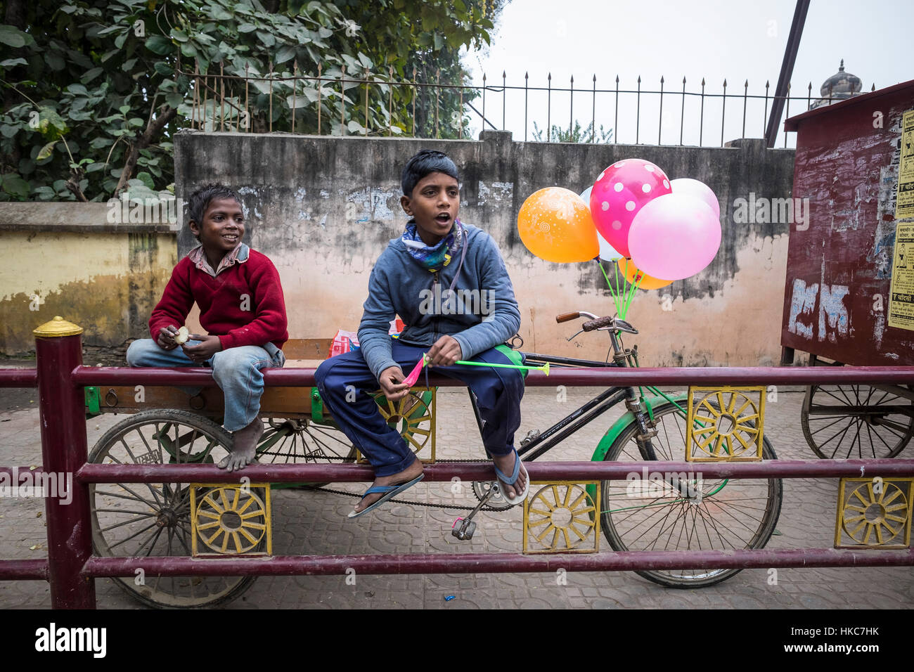 India varanasi street boys hi-res stock photography and images - Alamy