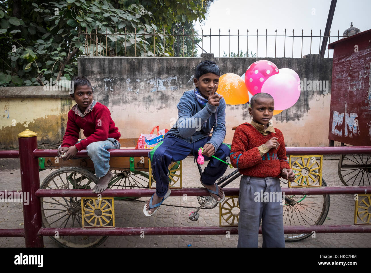 India varanasi street boys hi-res stock photography and images - Alamy