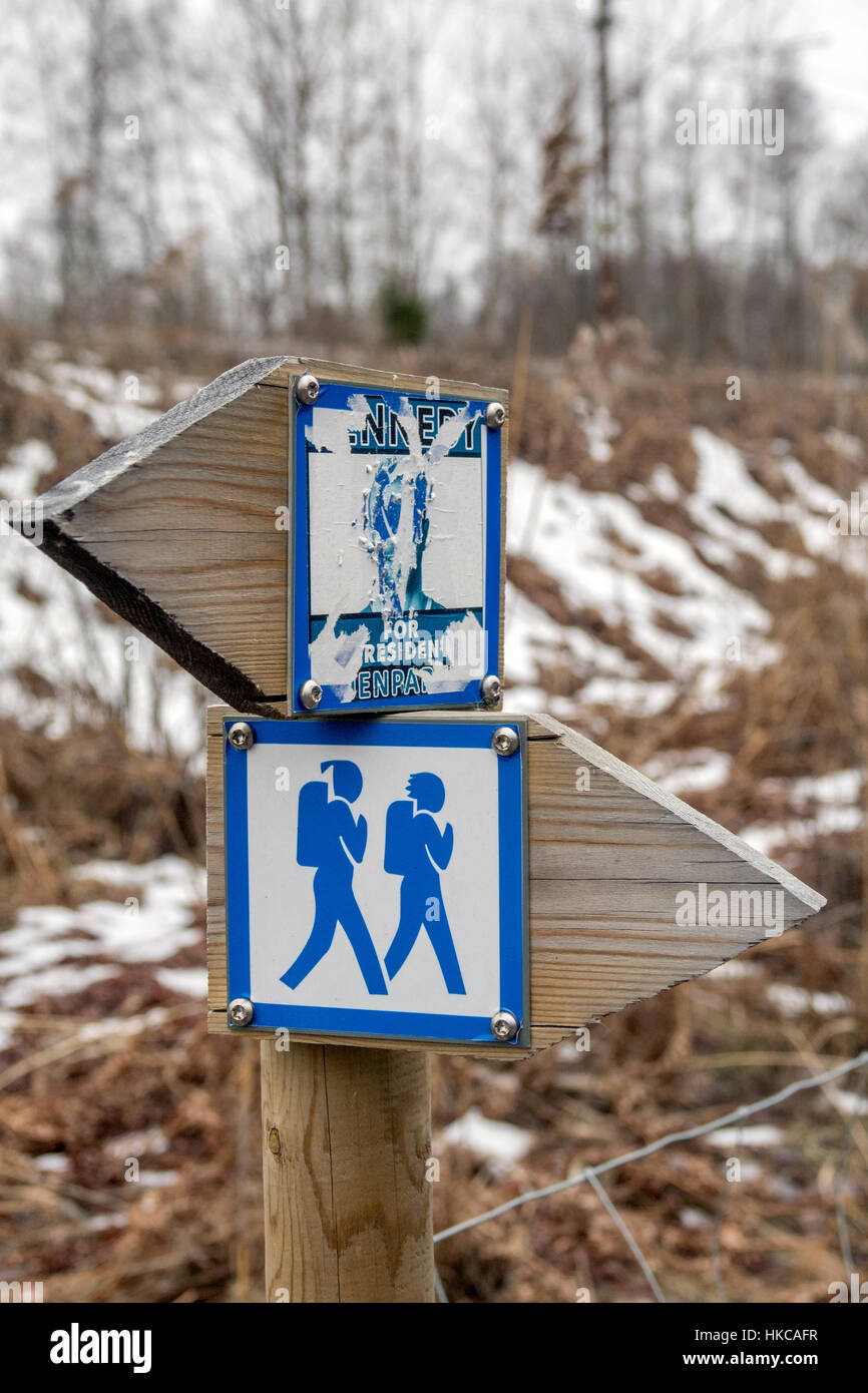trail sign showing the way Stock Photo - Alamy