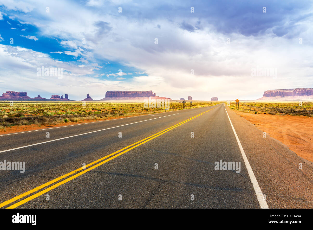 Monument valley road going to the horizon Stock Photo - Alamy