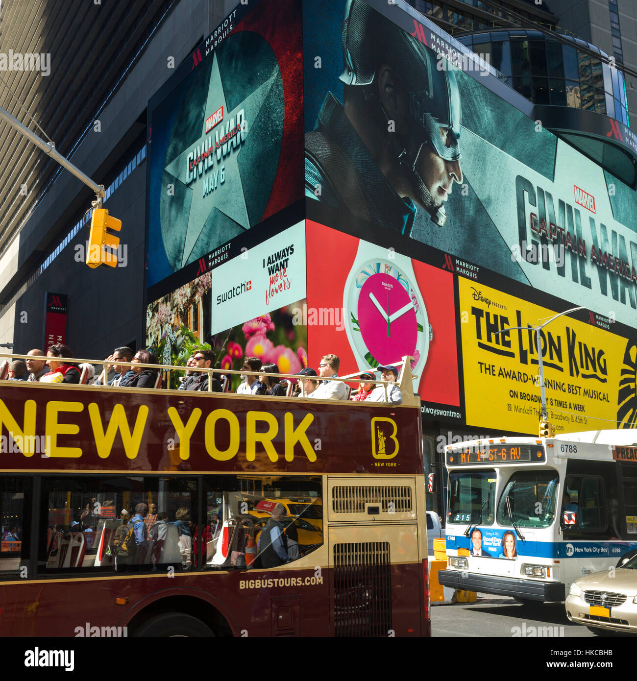 Tour bus in times square hi-res stock photography and images - Alamy