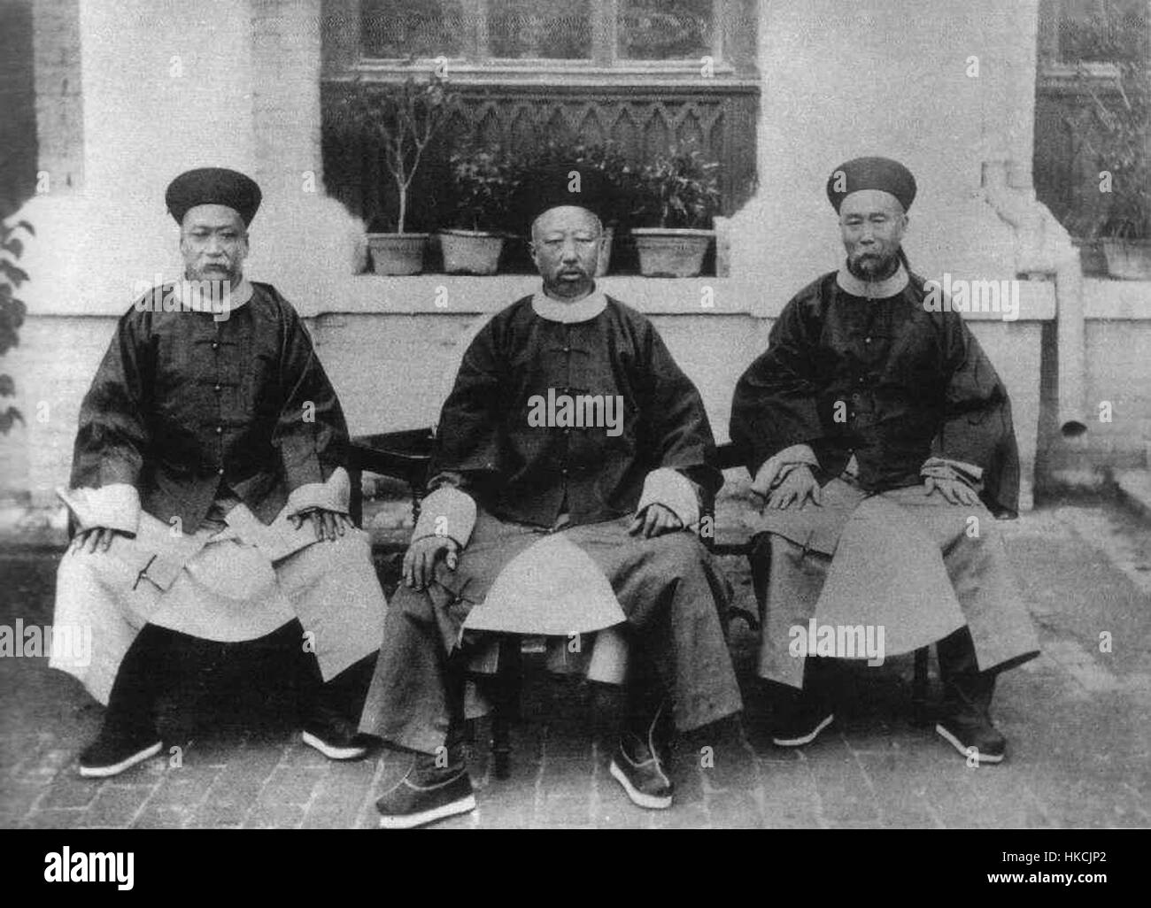 This painting depicts Prince Yixuan alongside Minister Lihongzhang and ...