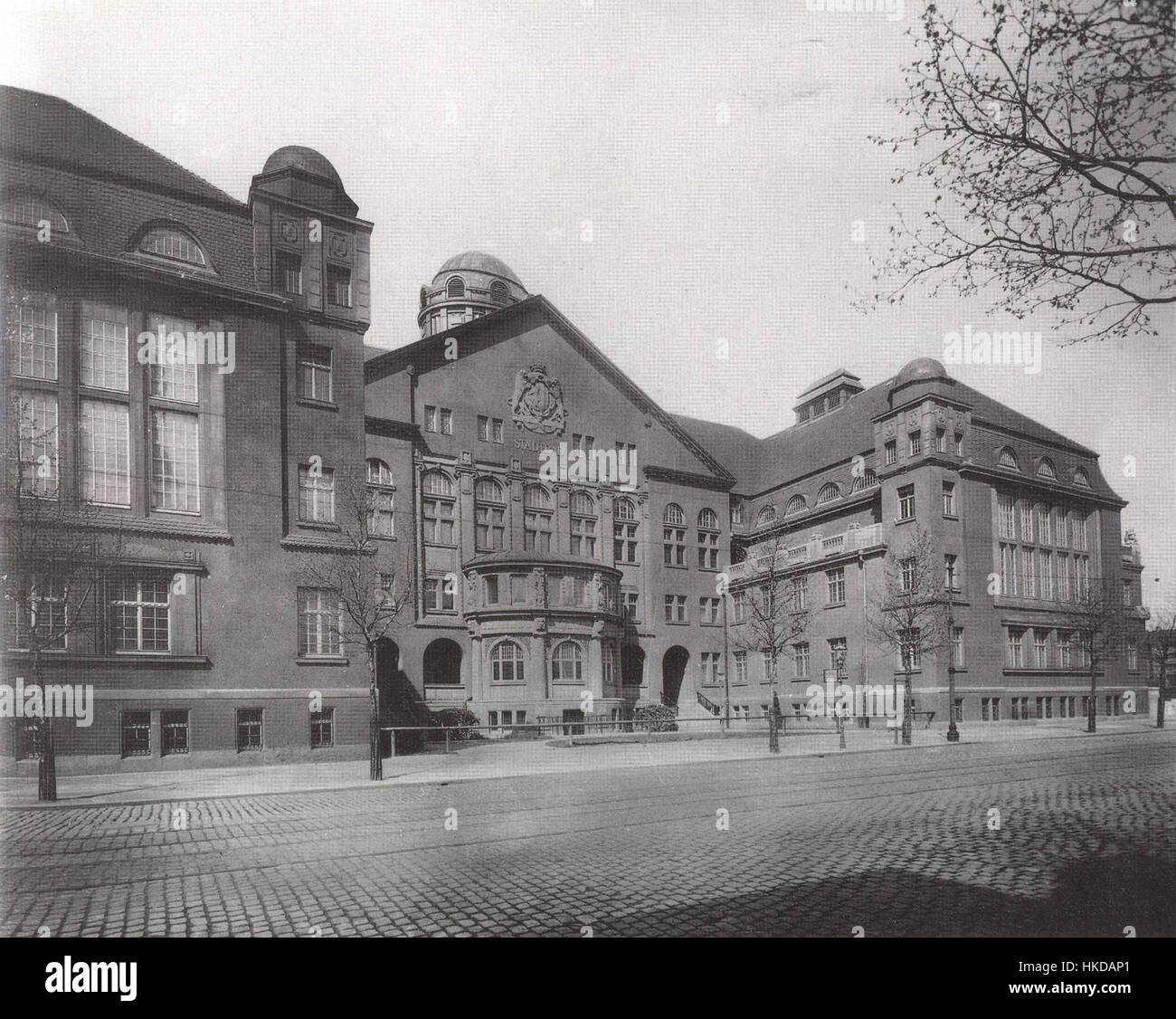 This 1914 painting depicts the Stadtbad Leipzig, illustrating the ...
