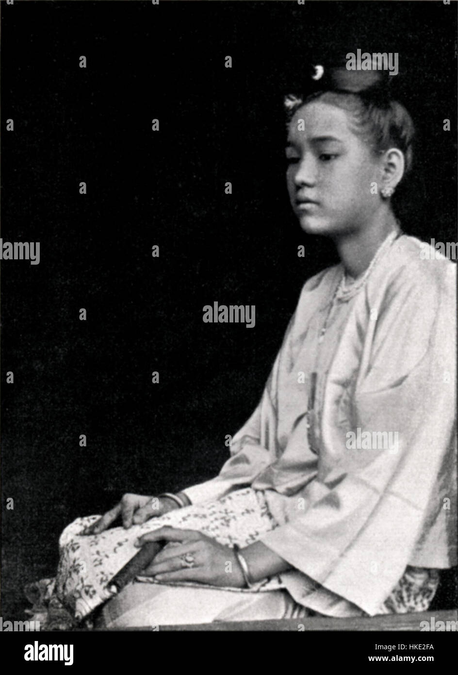 This artwork, titled 'Birmanische Dame in chinesischer Tracht' (Burmese ...