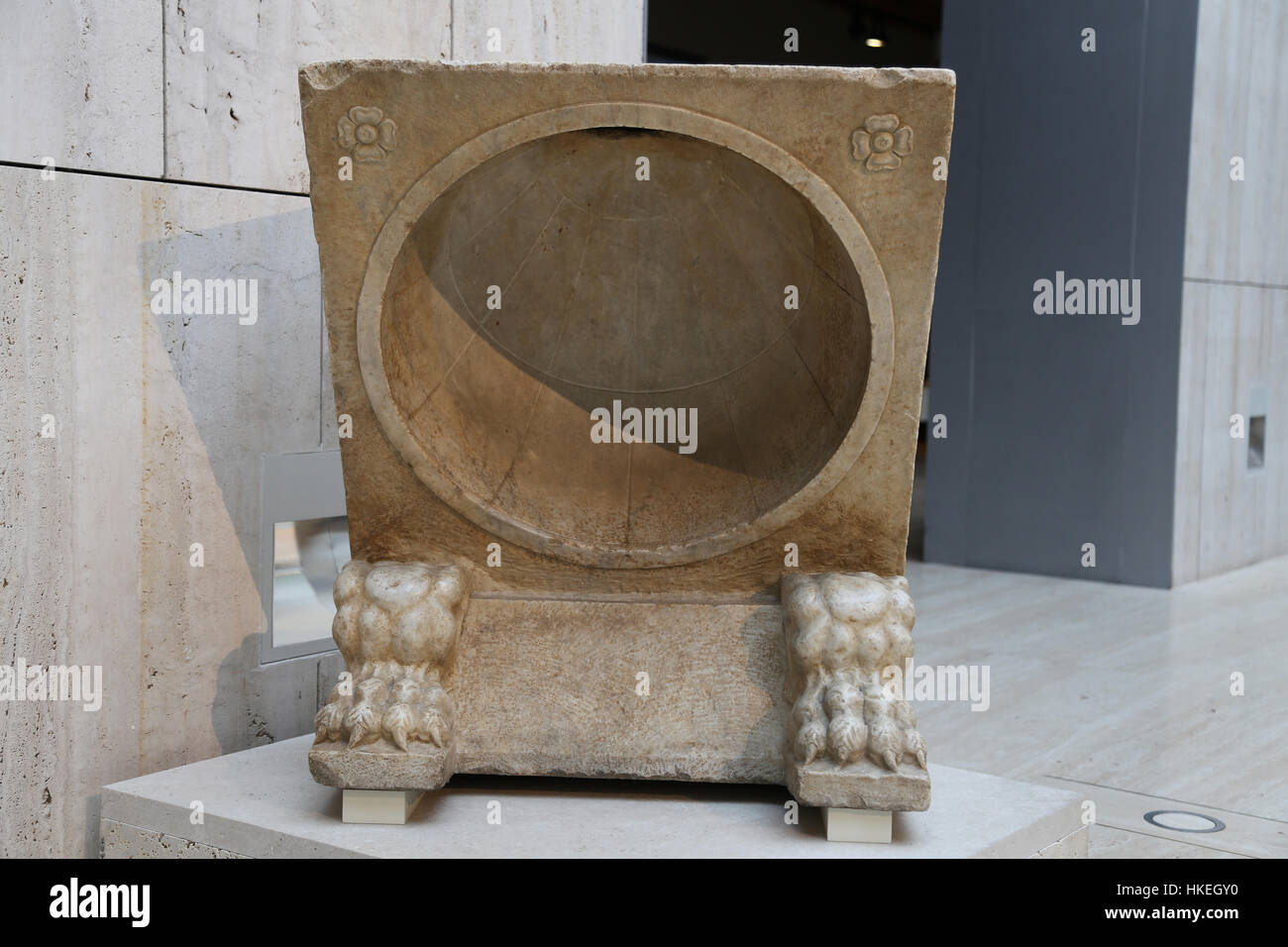 Roman sundial ancient hi-res stock photography and images - Alamy