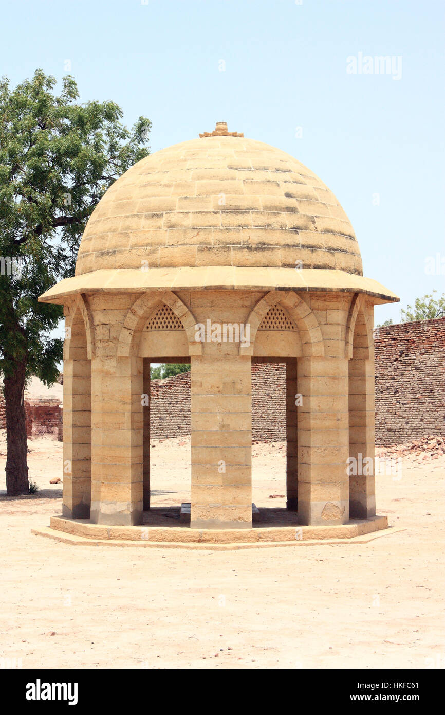 18th century grave in the middle of Umarkot fort Stock Photo - Alamy