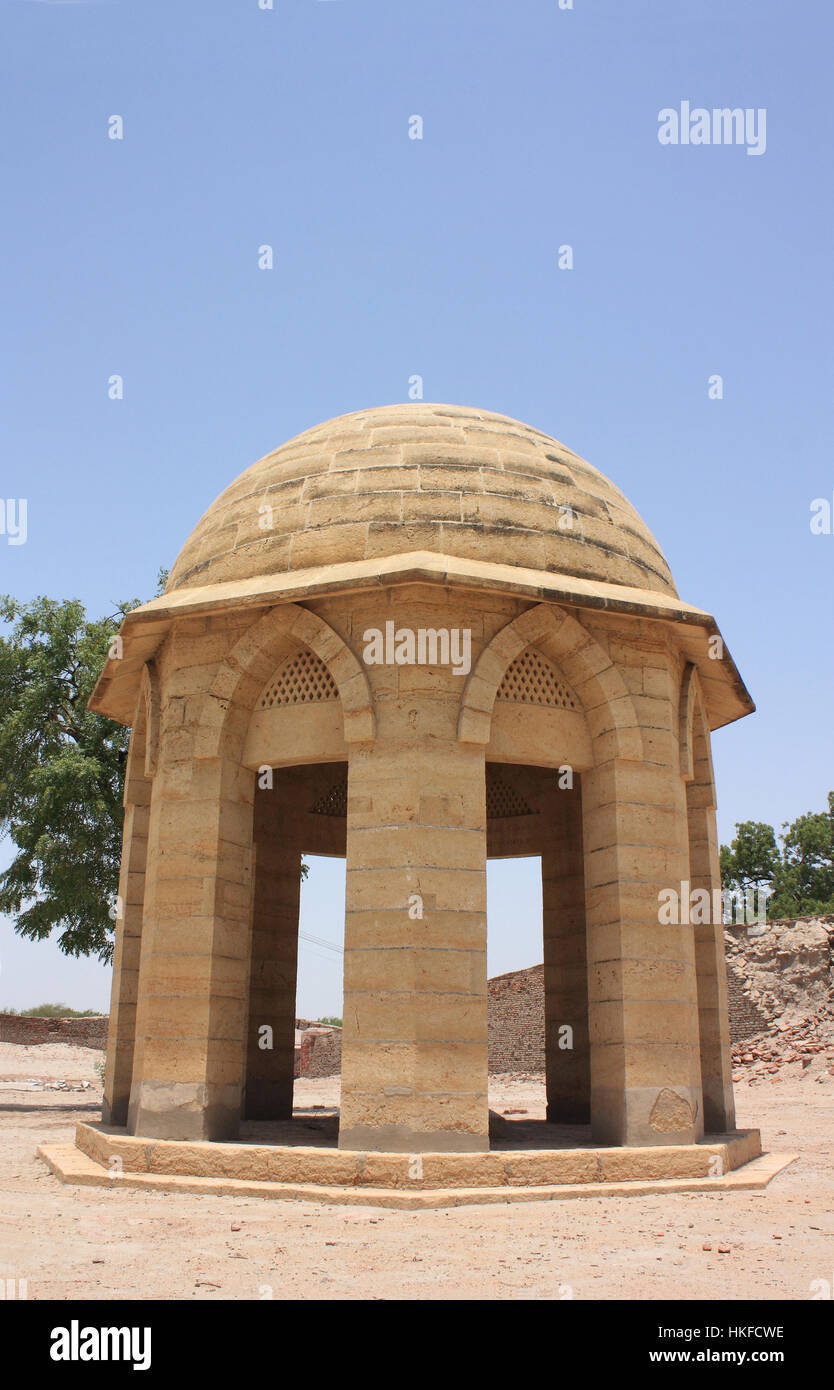 18th century grave in the middle of Umarkot fort Stock Photo - Alamy