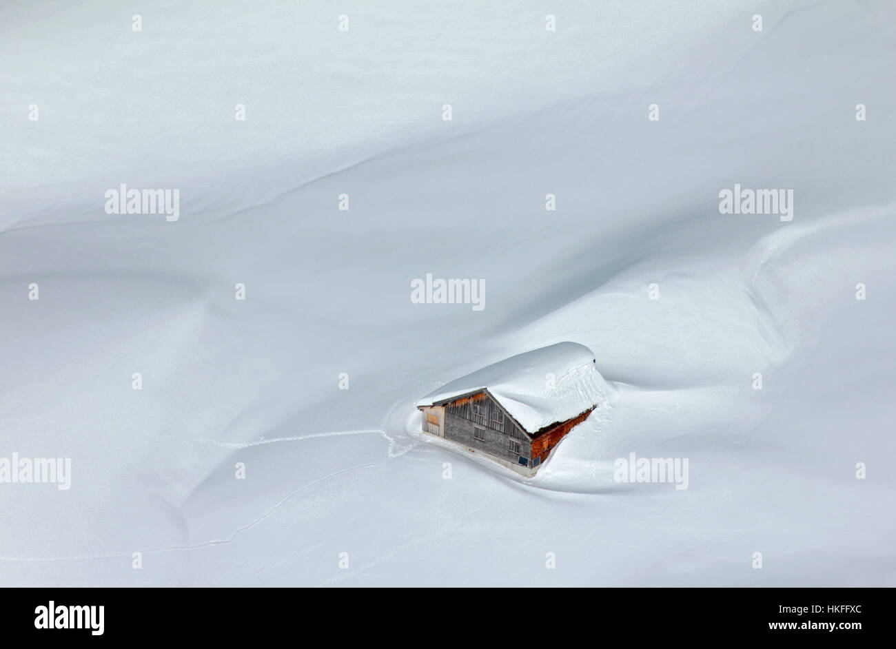 Snowed wooden house hi-res stock photography and images - Alamy